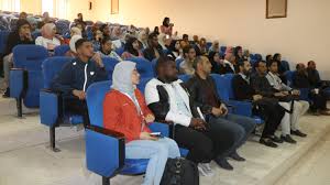 جلسة عمل بقاعة المحاضرات (أساتذة، مستخدمي وطلبة الكلية) – Faculté des ...