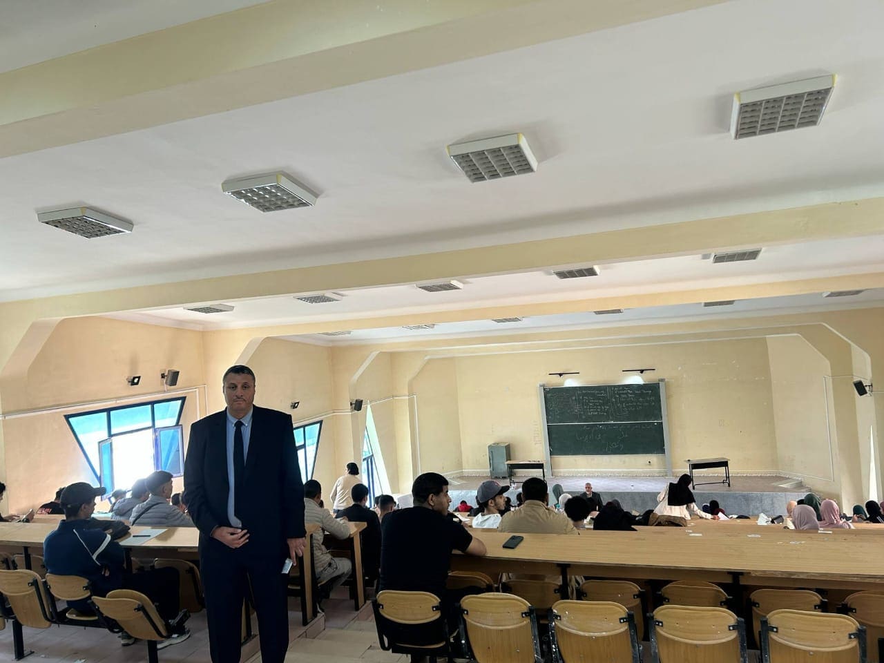 زيارة تفقدية لعميد كلية العلوم الدقيقة والإعلام الآلي خلال فترة ...