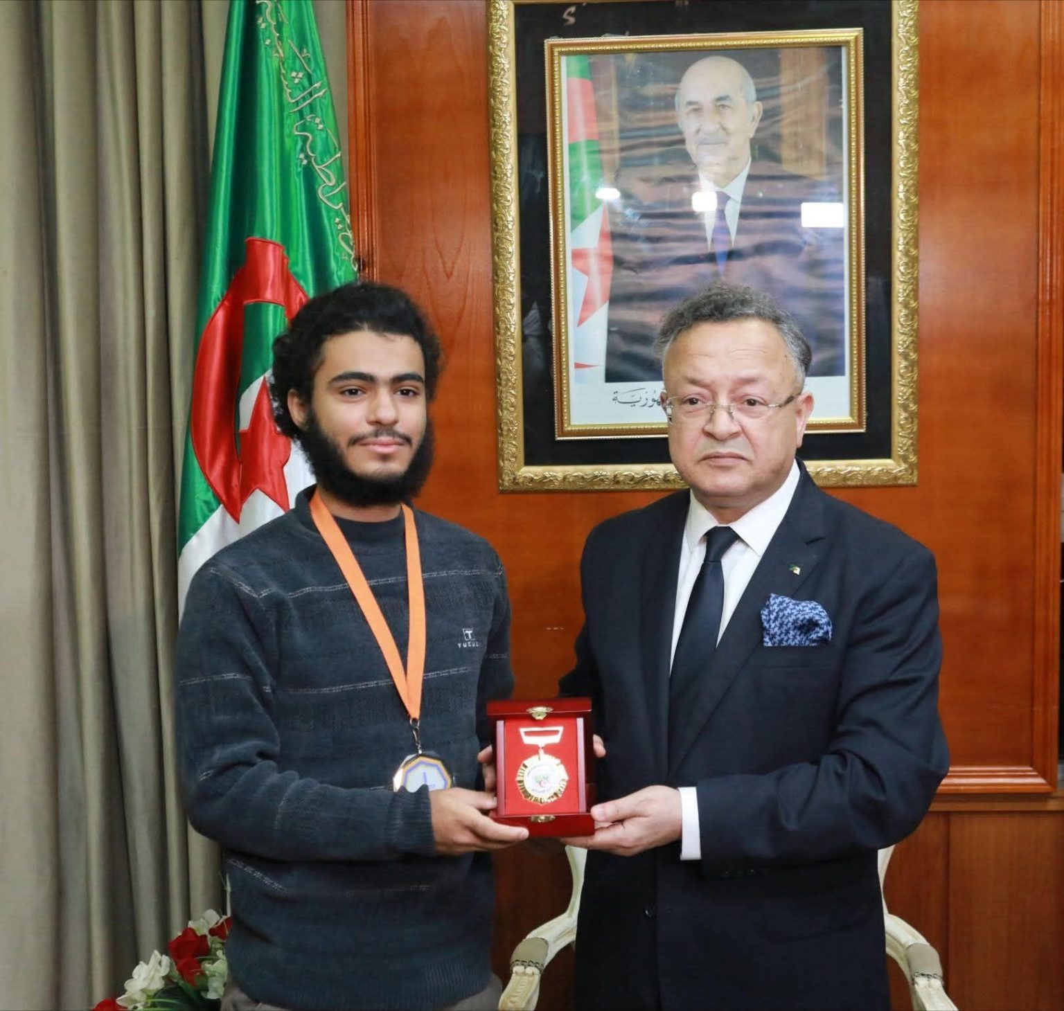 تهنئة وتقدير – Faculté des Sciences Exactes et Informatique